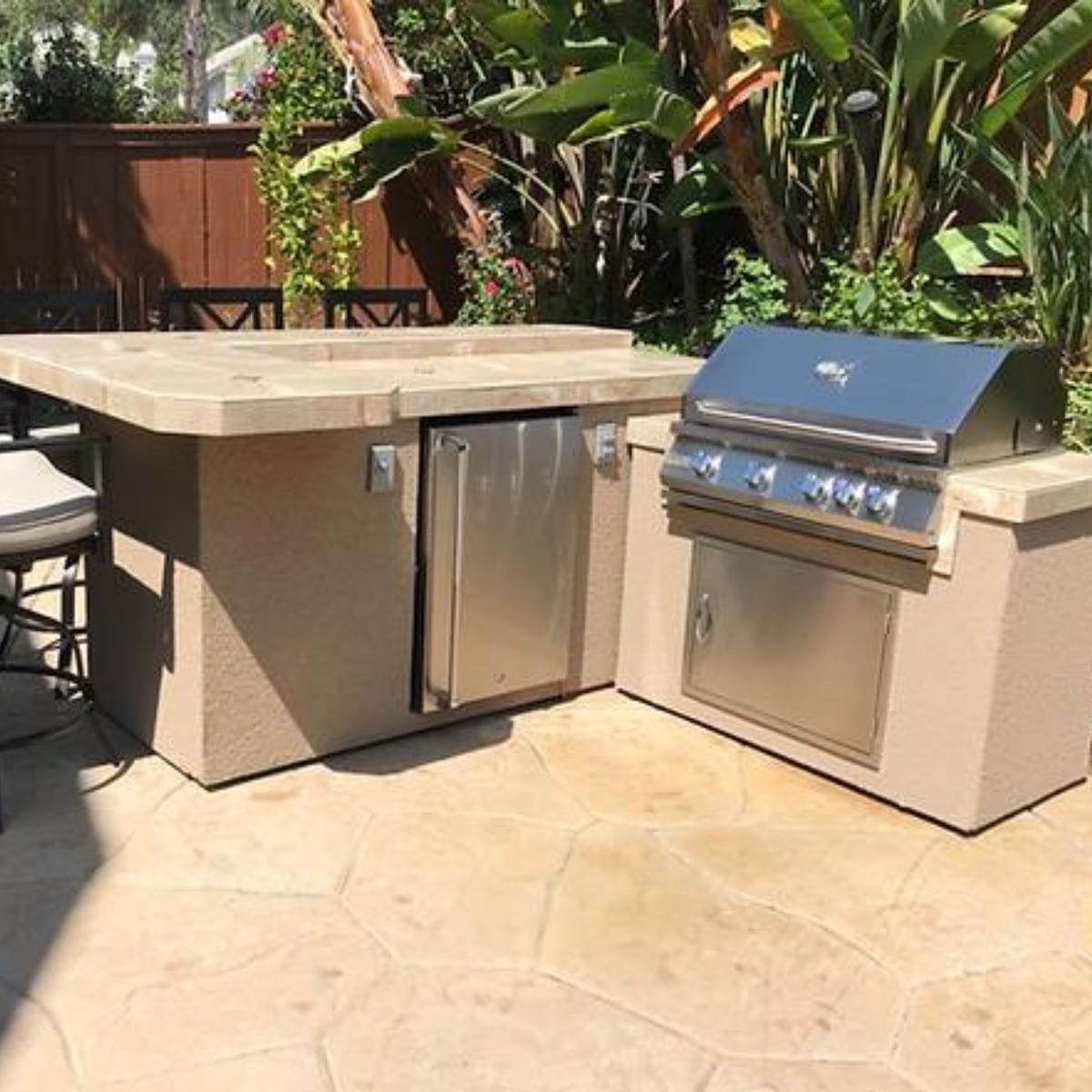 Kokomo L-Shape BBQ Island With Bar Seating and 4 Burner Built-in BBQ G ...